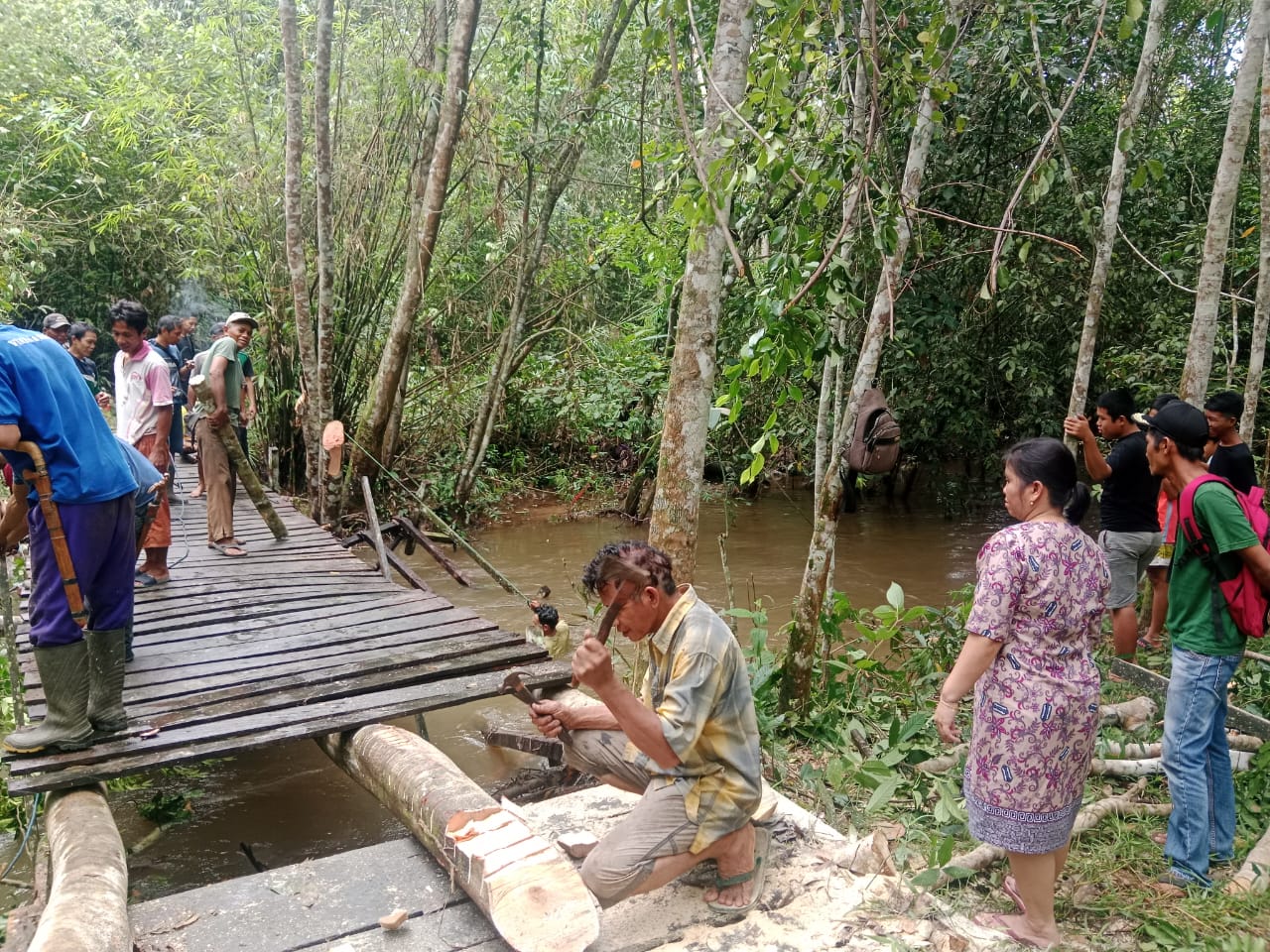 Camat Dustim Turun Lapangan, Cek Warga Matabu Gotong Royong Perbaiki ...