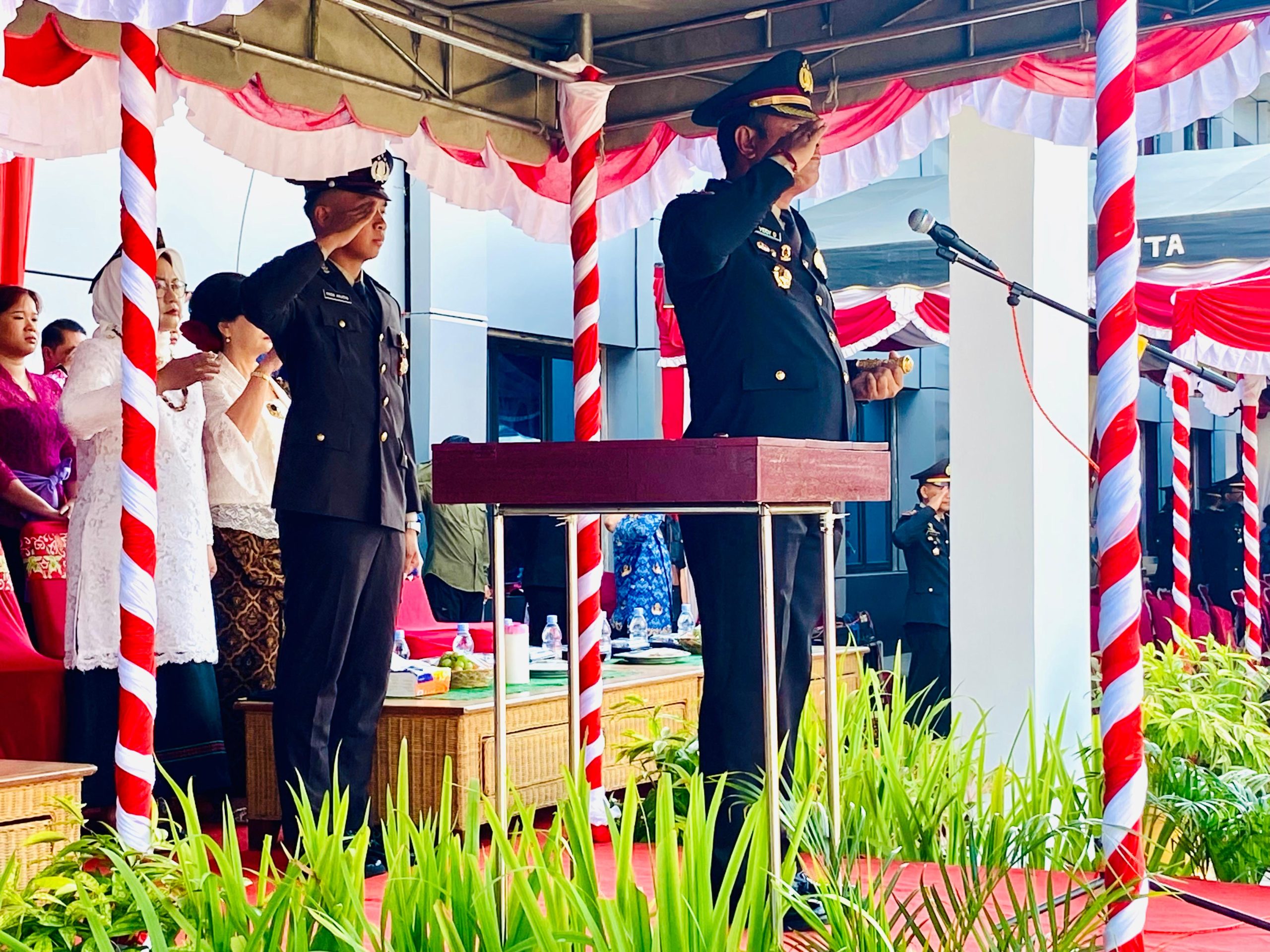 UPACARA PENURUNAN BENDERA MERAH PUTIH DI BARITO TIMUR BERJALAN LANCAR
