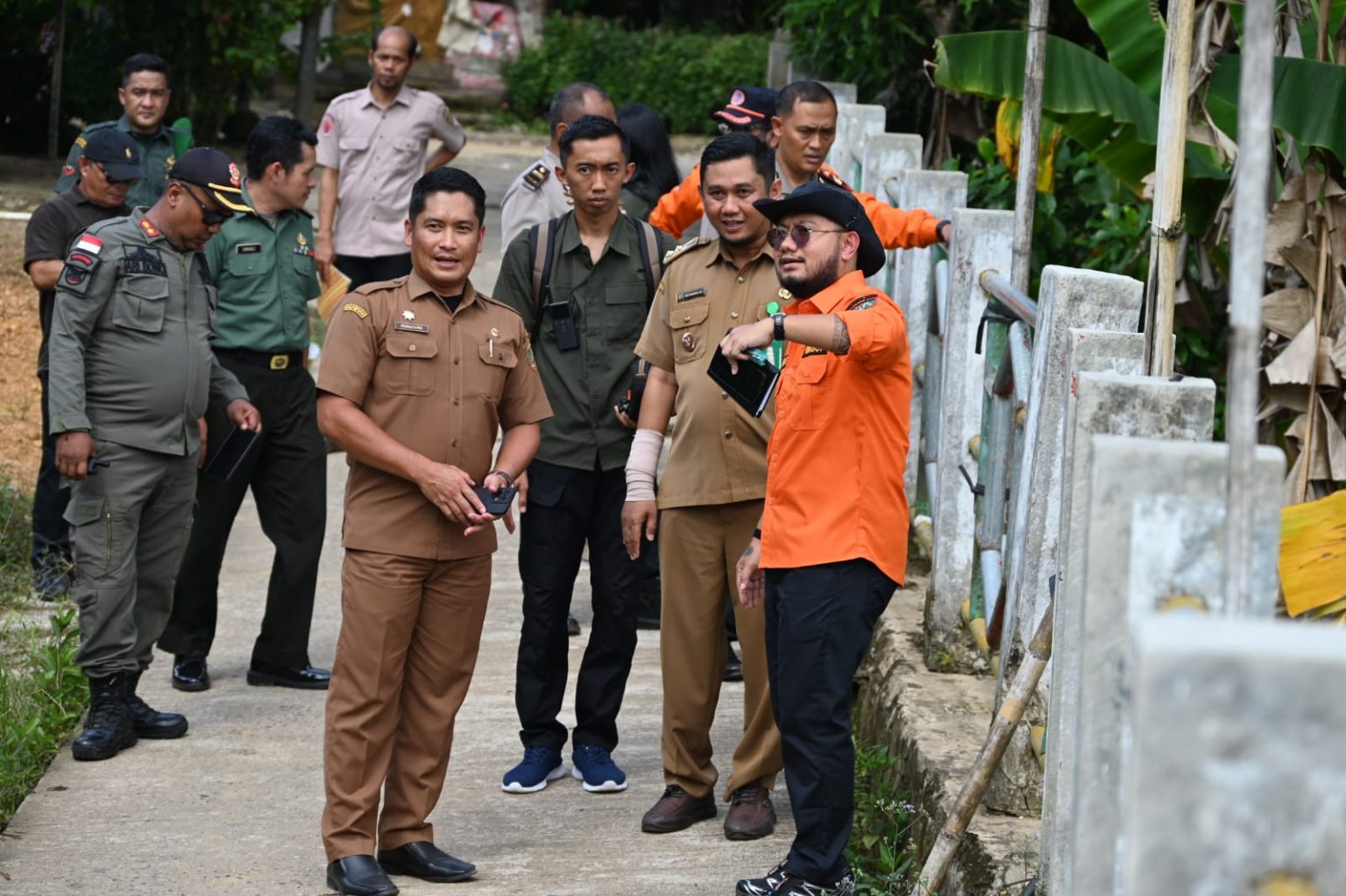 Wabup Barito Timur Tinjau Jalan Ambles di RT 16 Ampah Kota
